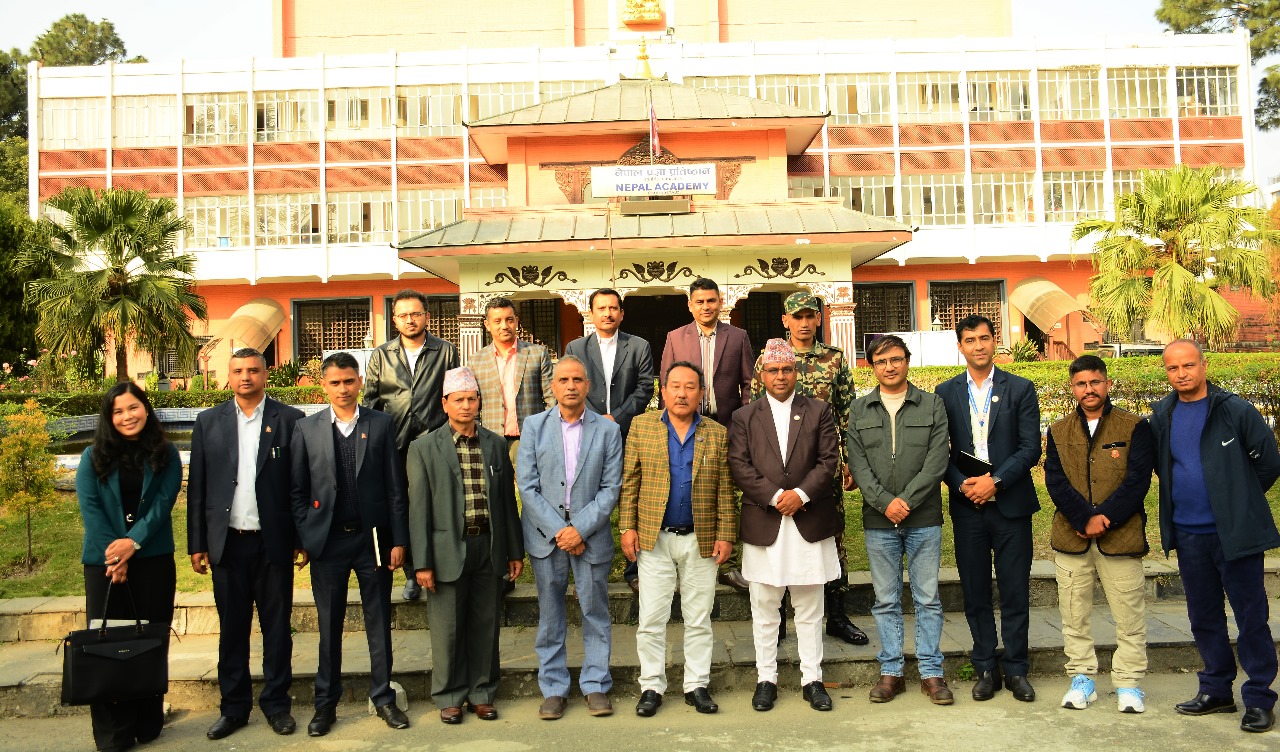 प्रतिष्ठानको ढबलीमा संस्कृतिमन्त्री पाण्डे र प्राज्ञबीचको बिमर्श ...